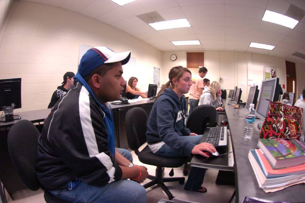 Undergraduate IT Minors Collaborate Outside of University Community ...